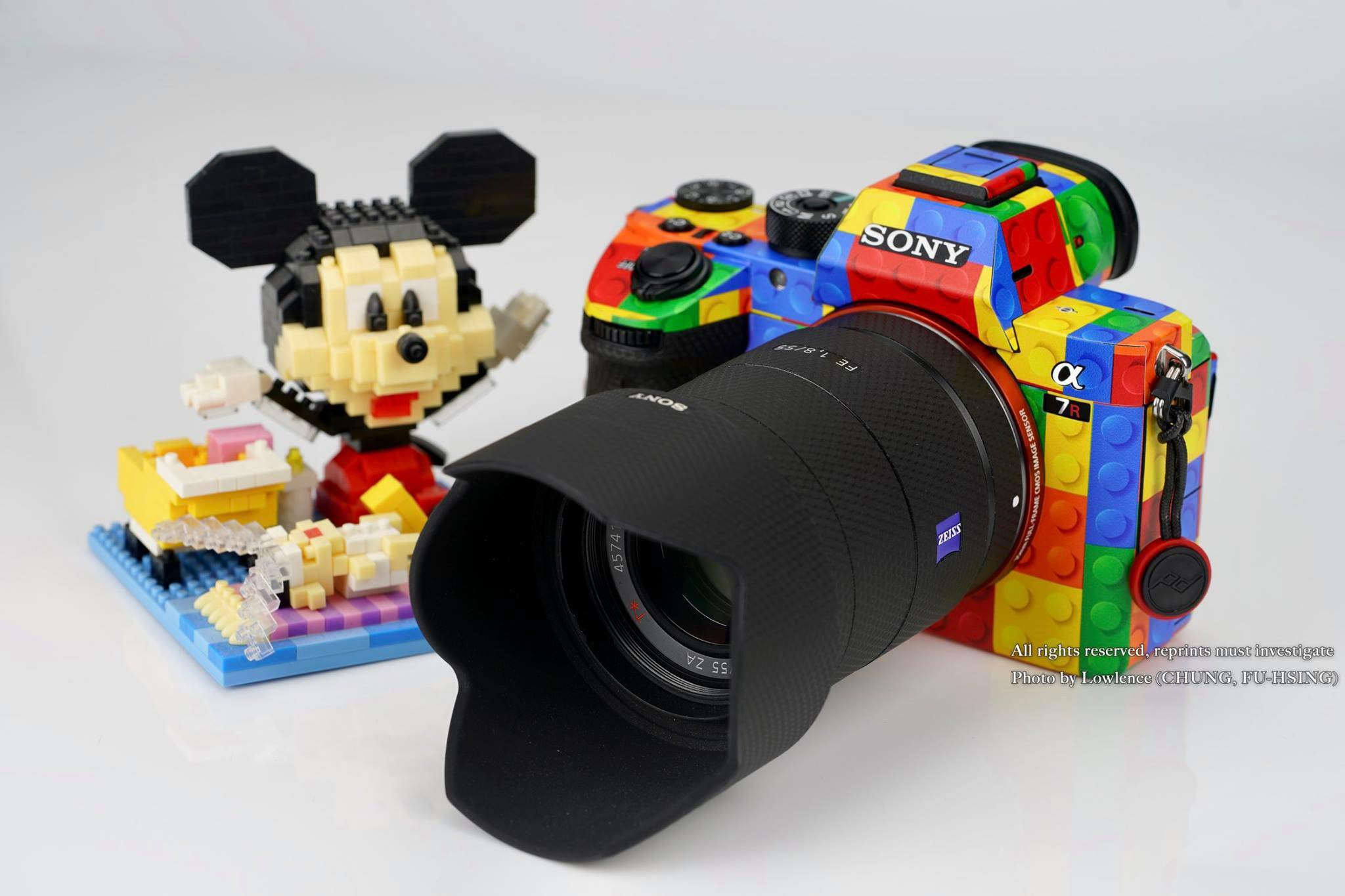 Si te aburre el diseño de tu Sony A7, prueba con esta funda de LEGO ...